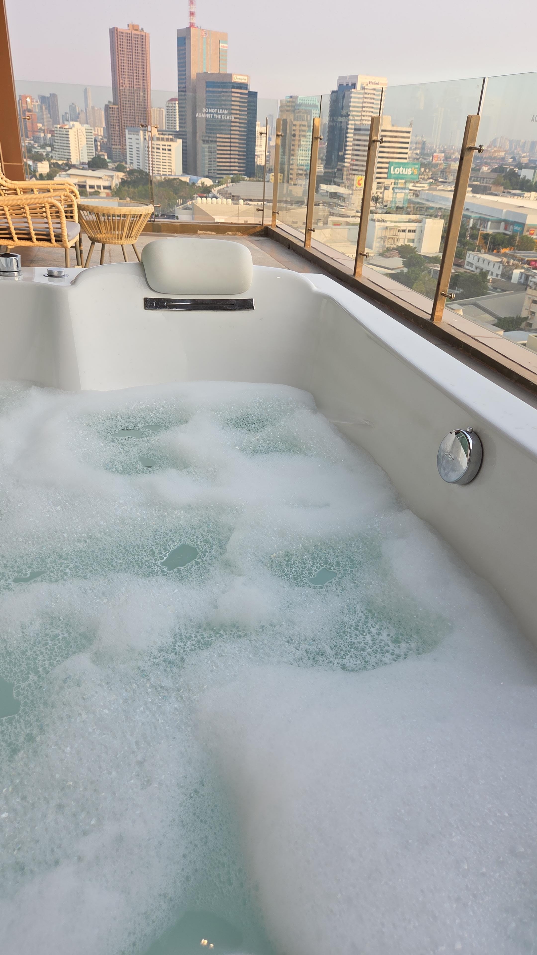 A huge balcony with a jacuzzi and panoramic views: room 1612