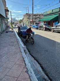 calle donde se encuentra el hotel durante el día