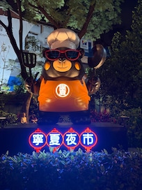 ホテルの最寄り駅であるMRT淡水信義線の東門駅から、寧夏夜市の最寄り(雙連)駅までも好アクセスです。