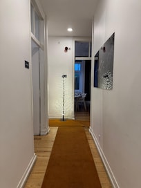 Inn mot resepsjon / frokostområde