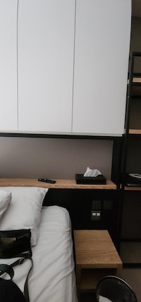 床頭可置物很方便