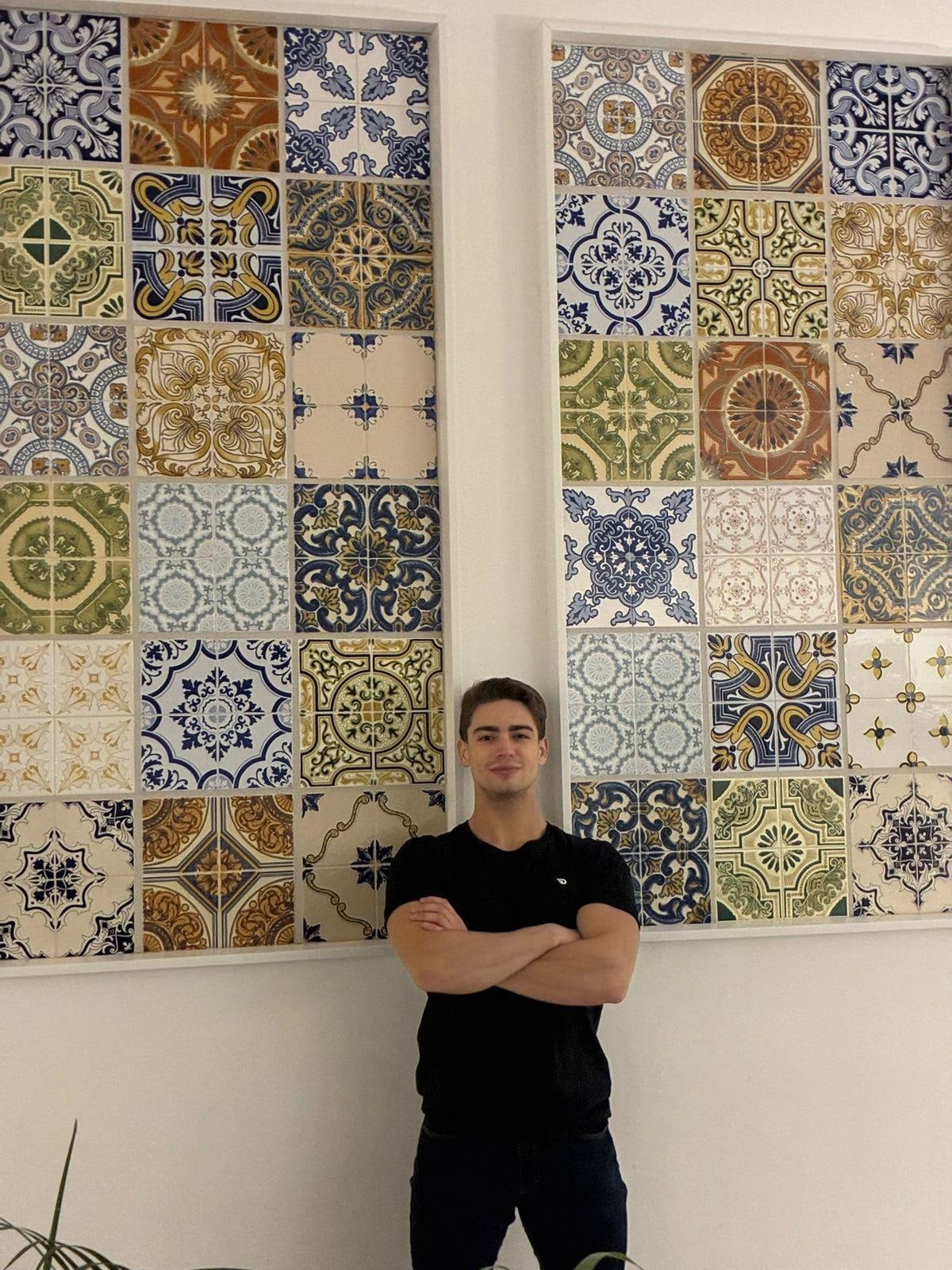 Quadros na anti-sala do restaurante.