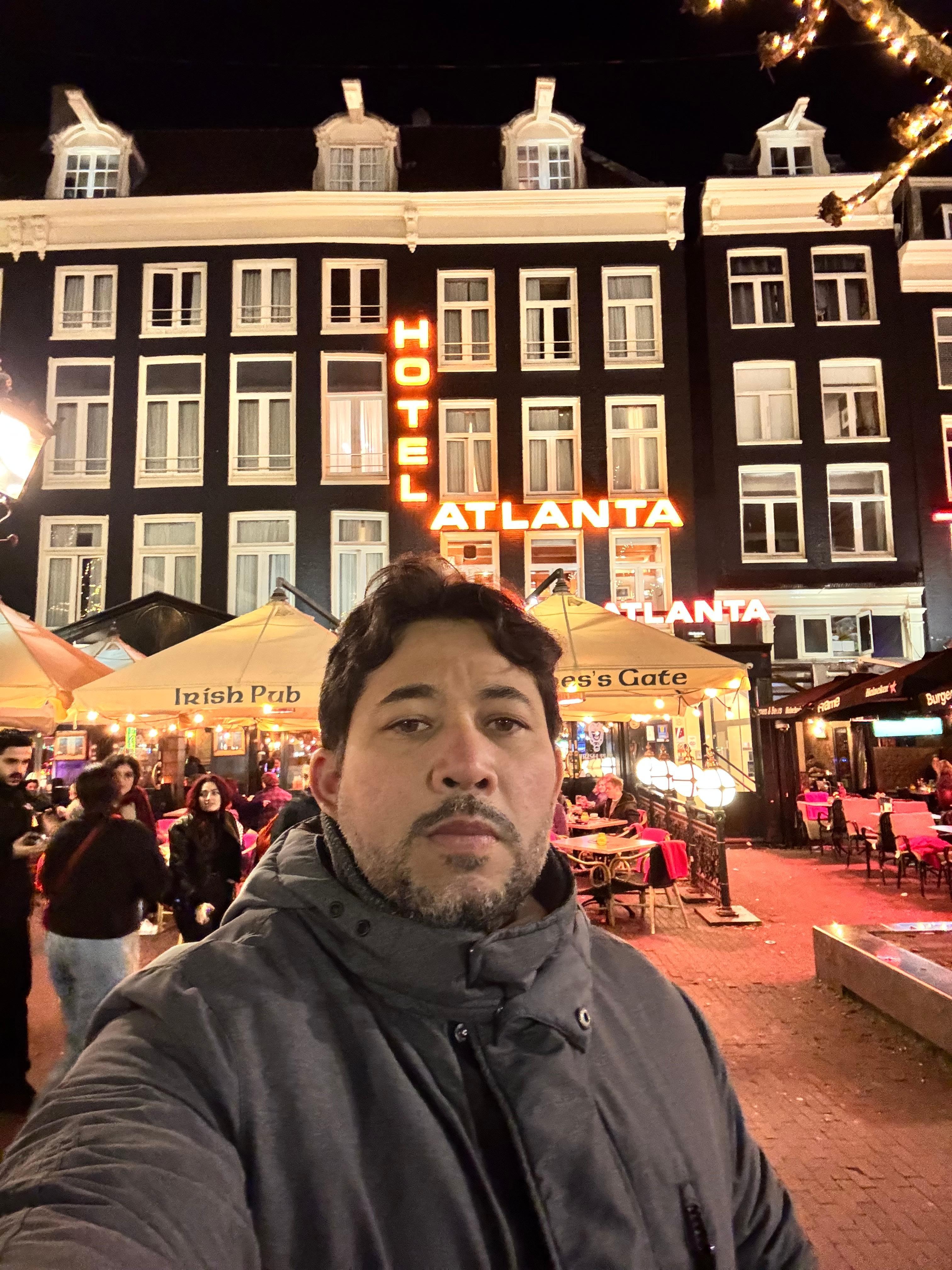 Hotel cercado por bares e boates e ótimos lugares para comer e beber. Perfeito. 