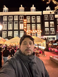 Hotel cercado por bares e boates e ótimos lugares para comer e beber. Perfeito.