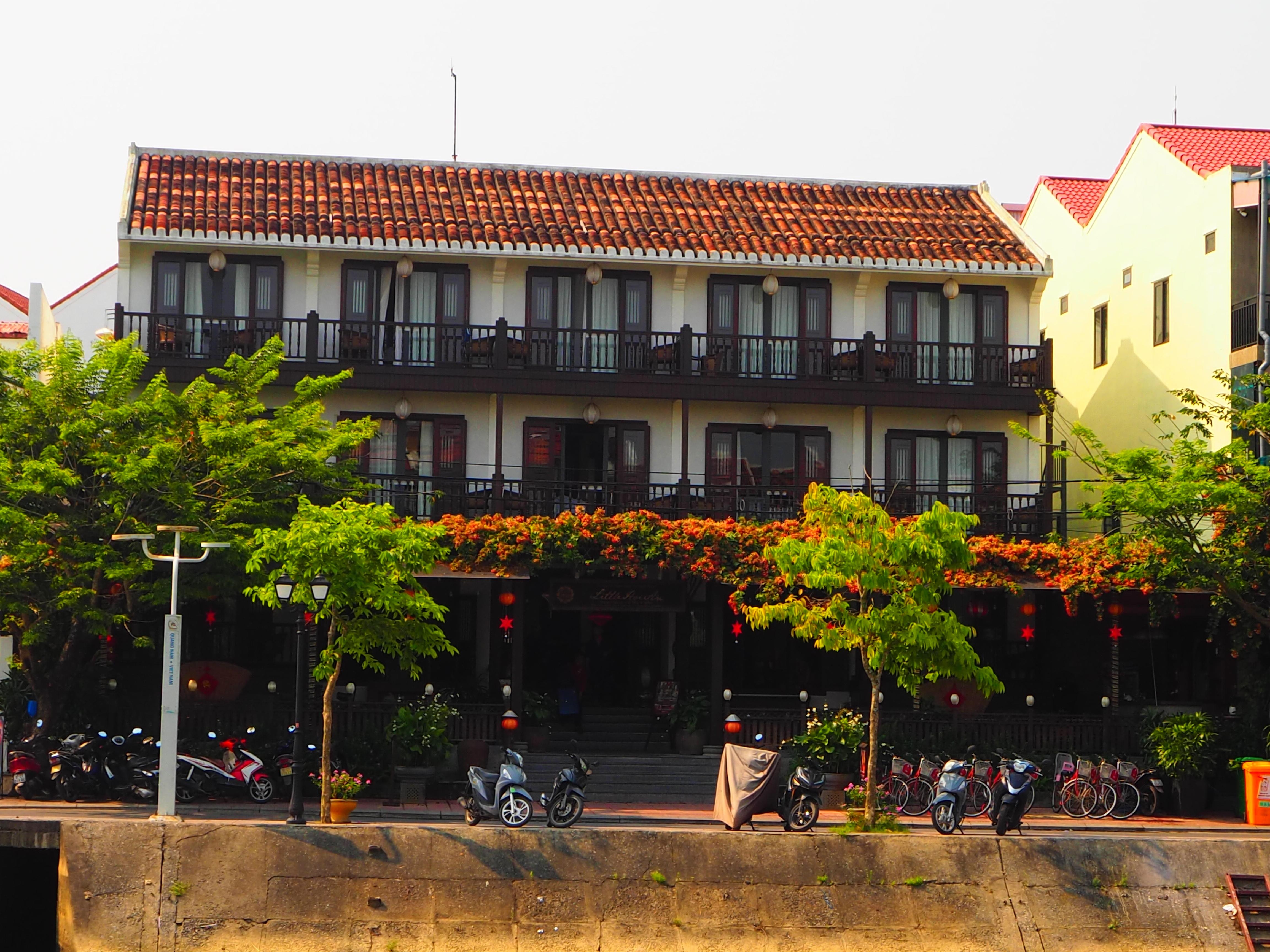 リバー側からのホテル全景。左側の１つだけ木で隠れた部屋が止まった部屋