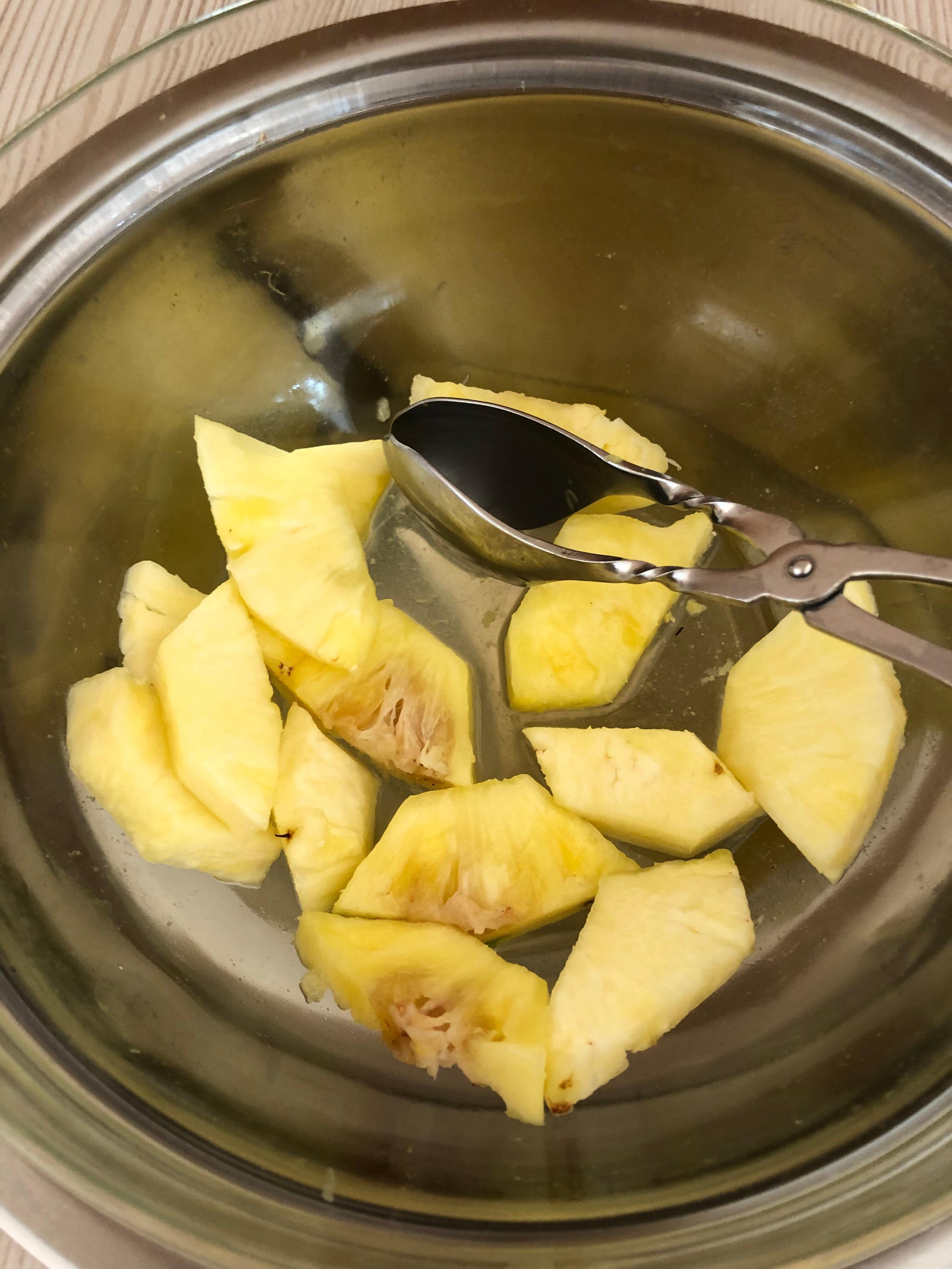 Ananás em mau estado servido ao pequeno-almoço 