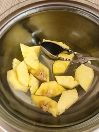 Ananás em mau estado servido ao pequeno-almoço