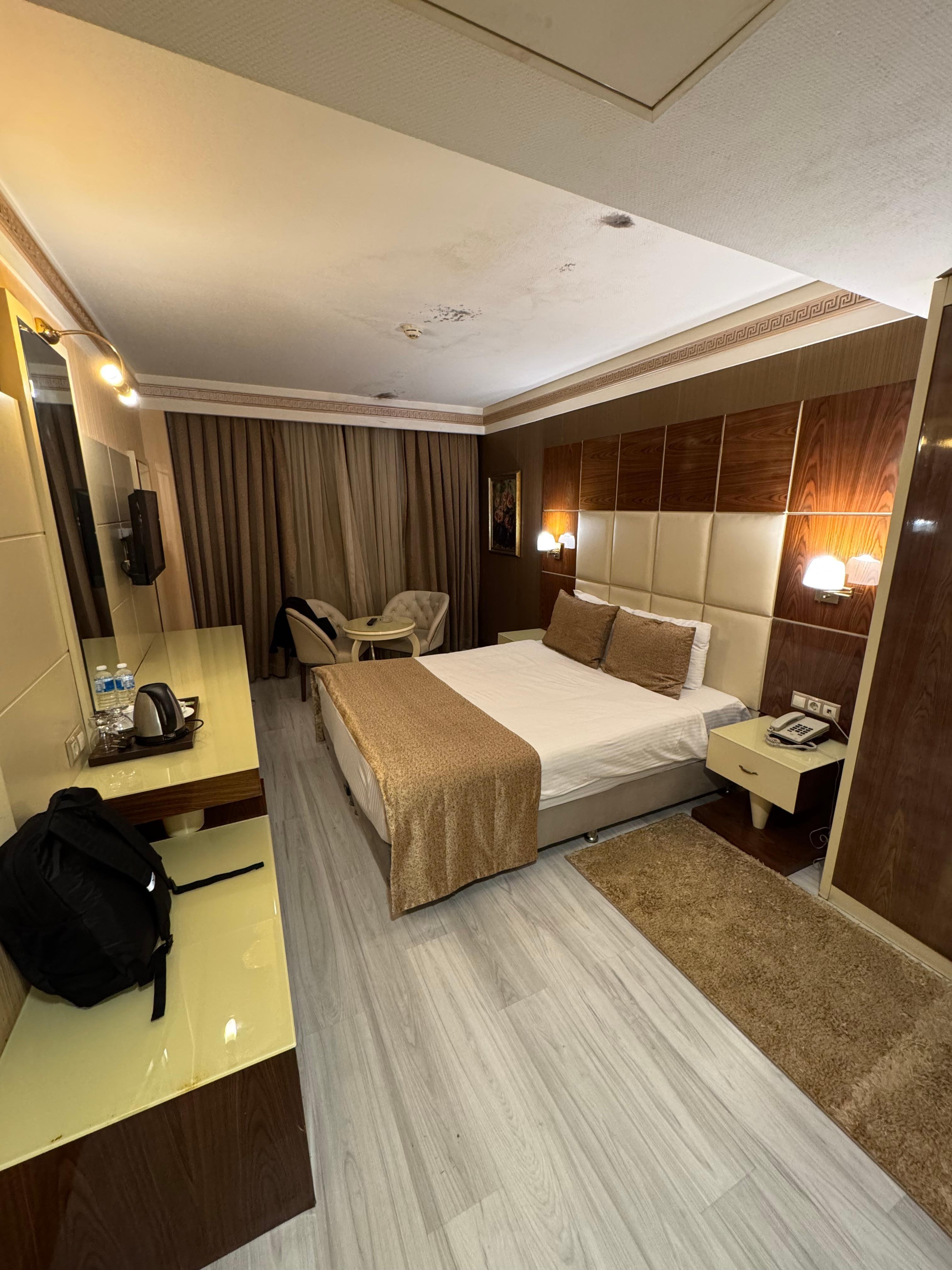 Tavanlar küflü, odada daha önce sigara içilmiş içerisi sigara kokuyordu. Mobilyalar ve duşa kabin pisti