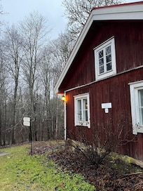 Pikkutupa, joen toisella puolella