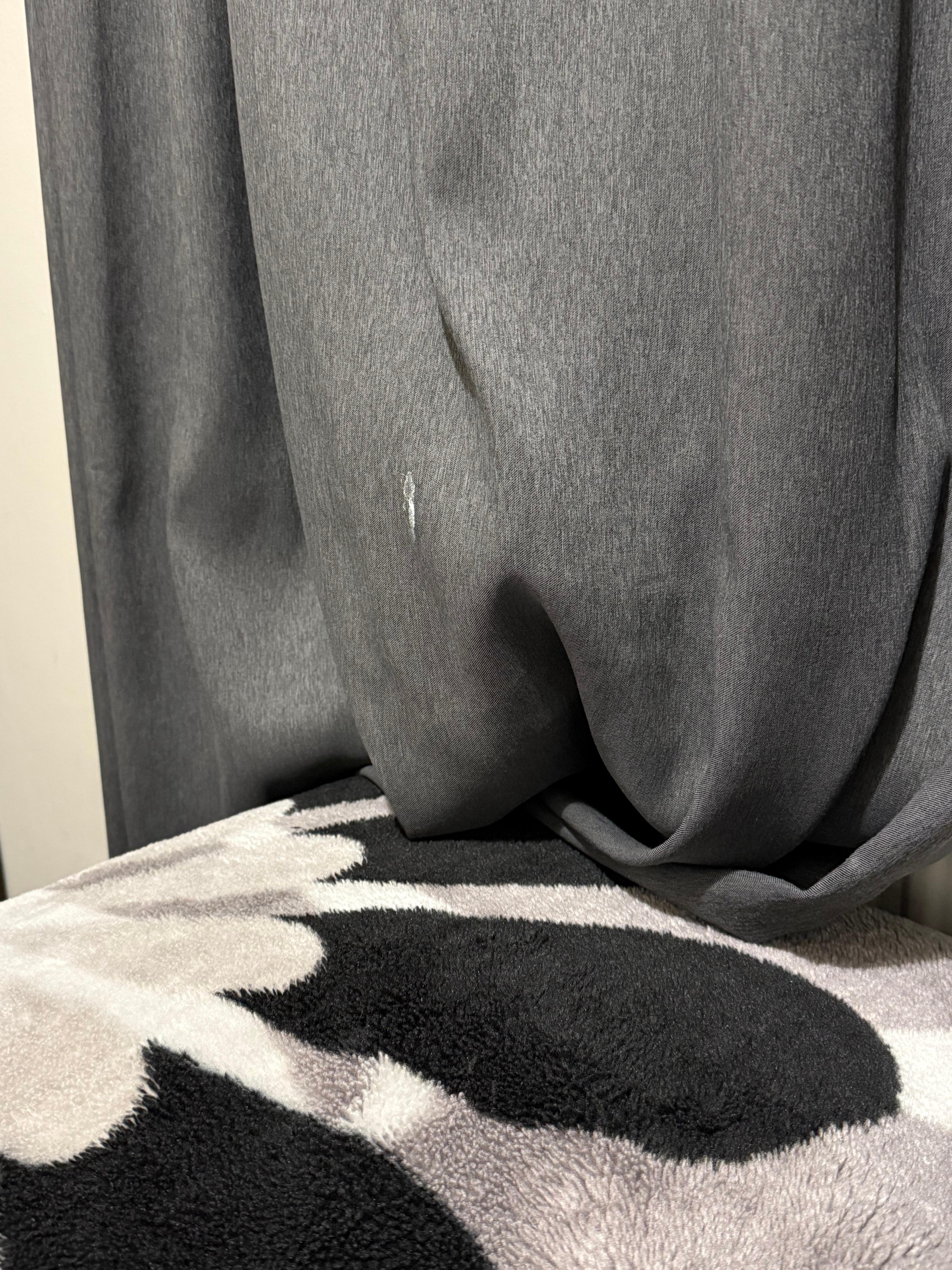 Zimmer bei Ankunft: Zahnpastaflecken am Vorhang