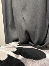 Zimmer bei Ankunft: Zahnpastaflecken am Vorhang