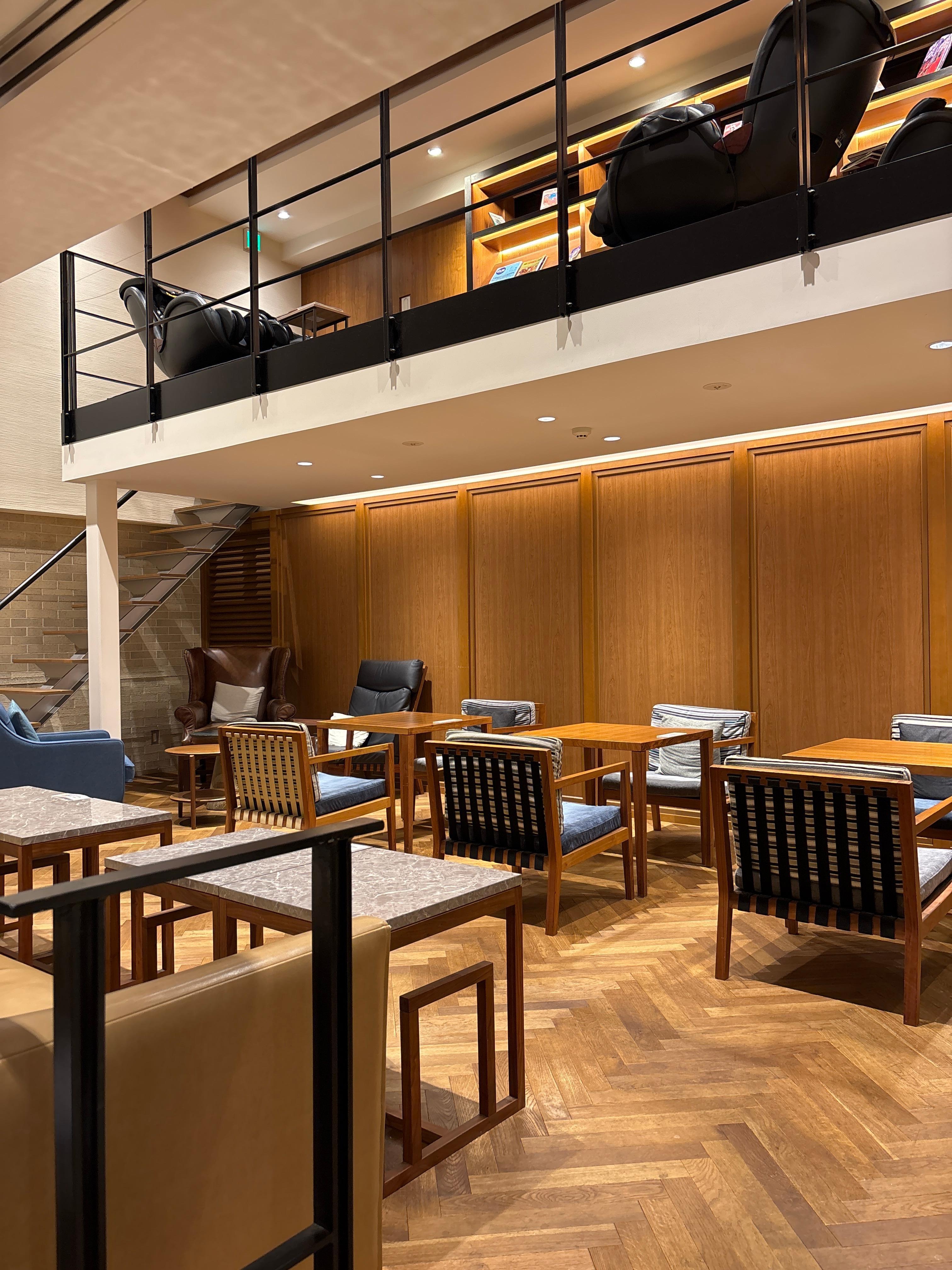 ラウンジ二階には　無料マッサージチェアが5台