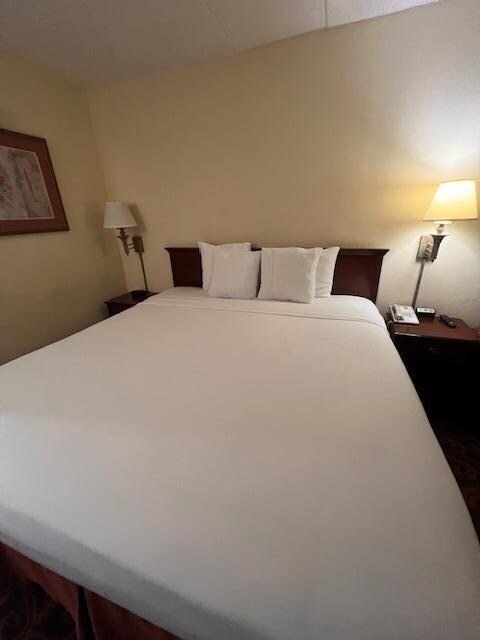 King sized bedroom & square pillows