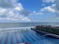 6階のレストランスペースにはプールも付いています