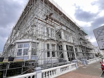 整個酒店被鐵架圍着嚴重影響海景景觀,跟購買時照片不同感覺受騙!