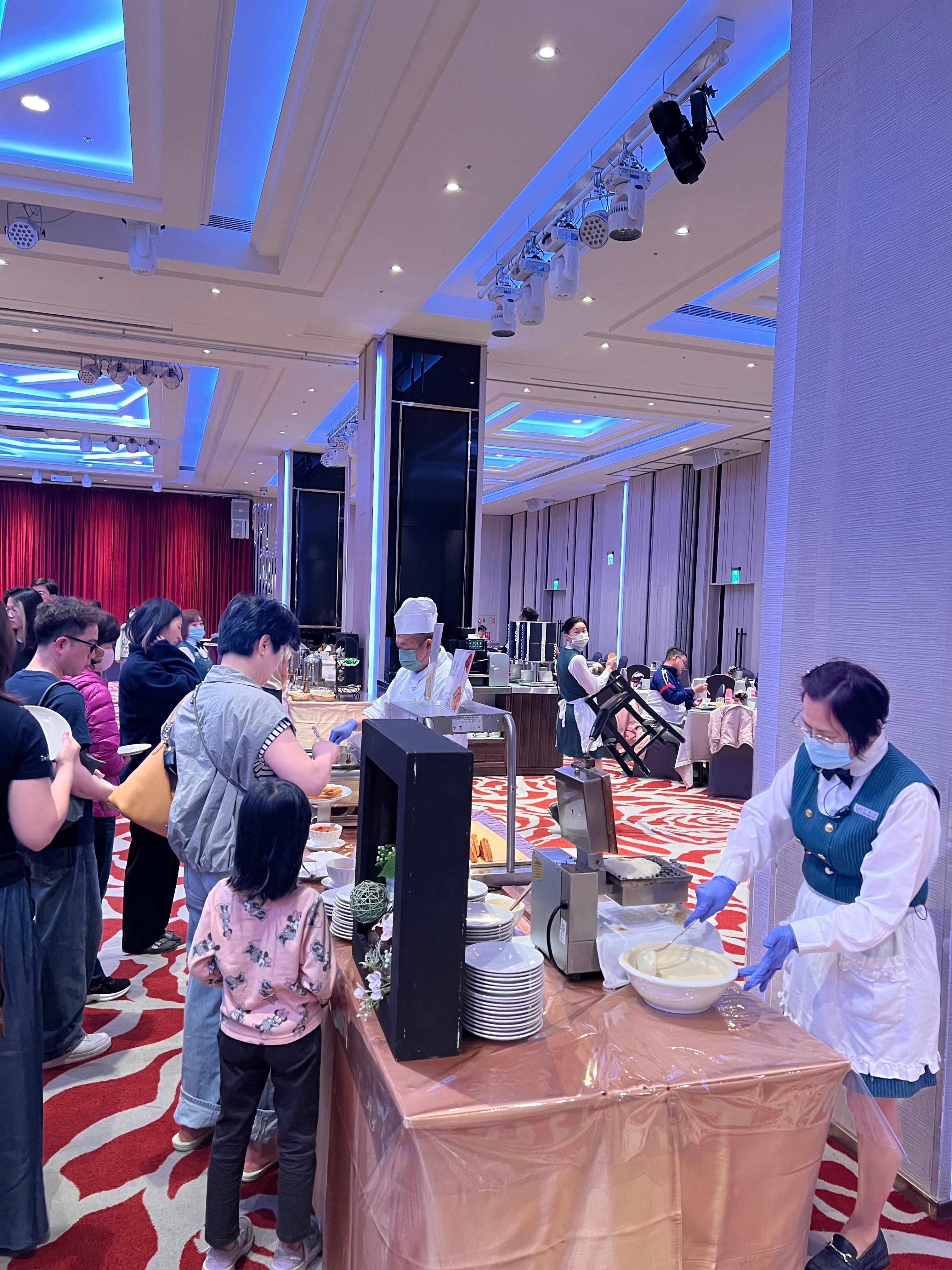 二日目の宴会場では手作りはオムレツとワッフルのみで残念。