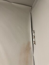 Le derrière de la porte de la salle de bain