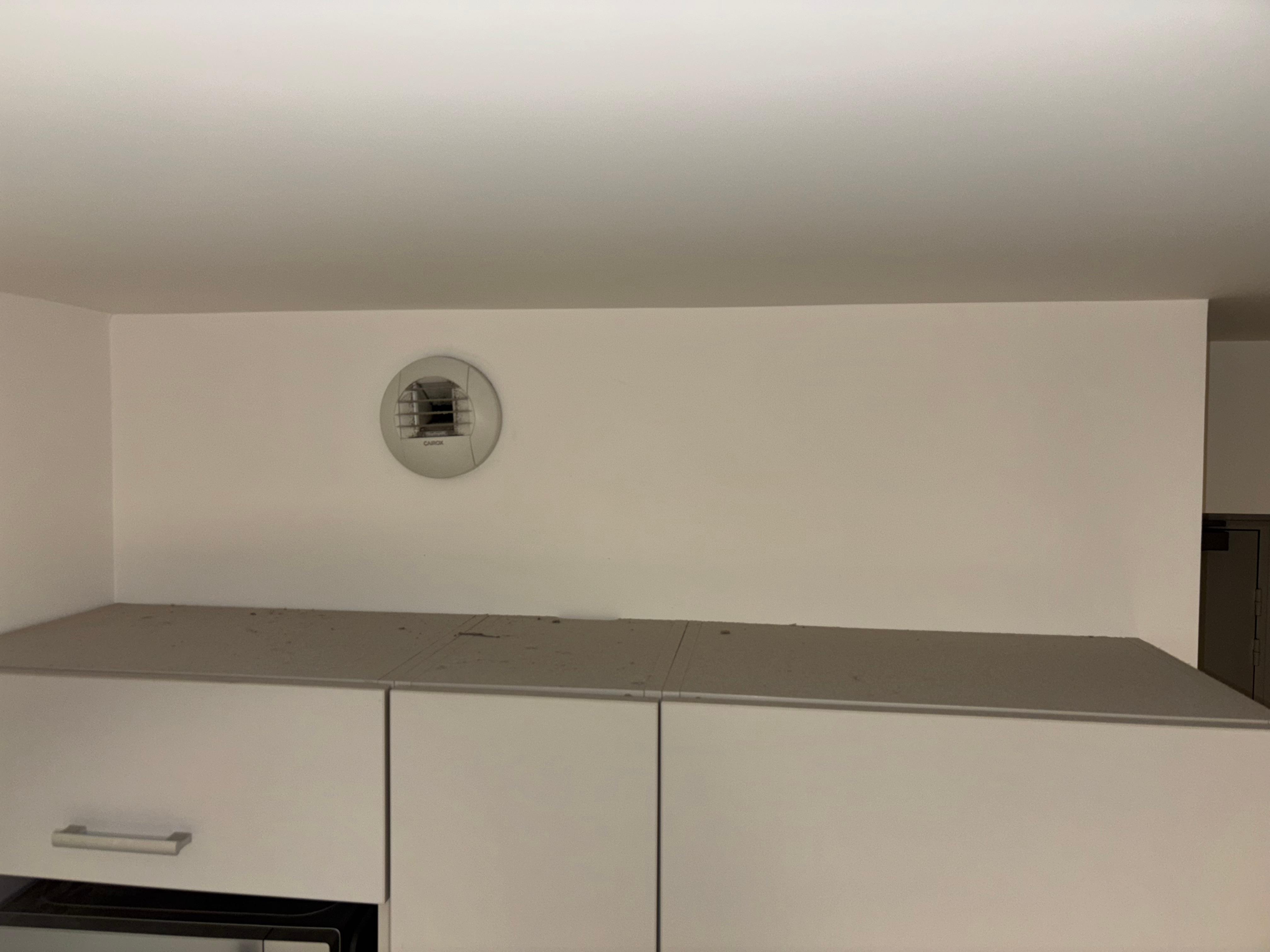 Rigtig meget støv over skabene 