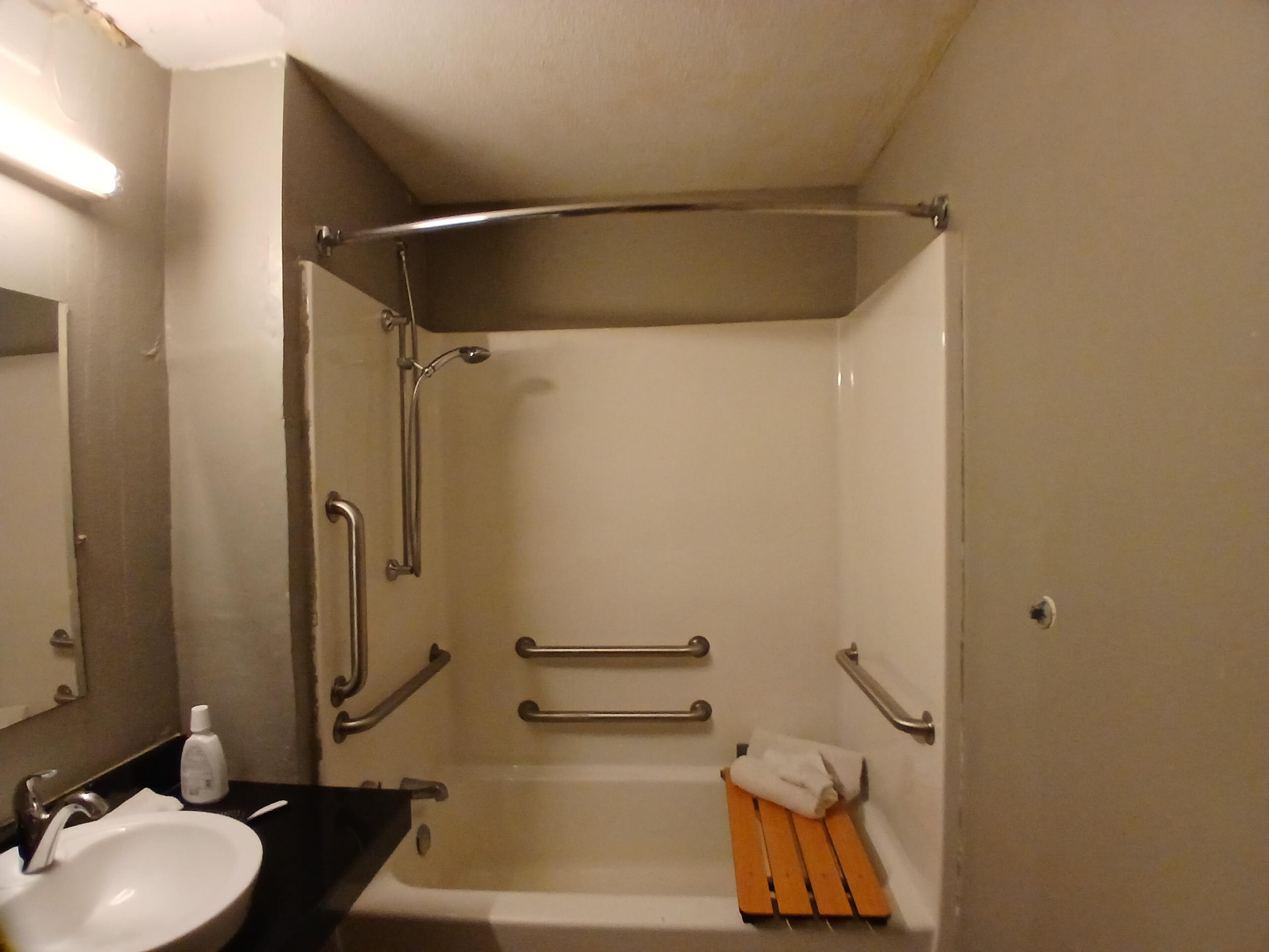 No shower curtain. And the button to switch shower to tub water is broken off.