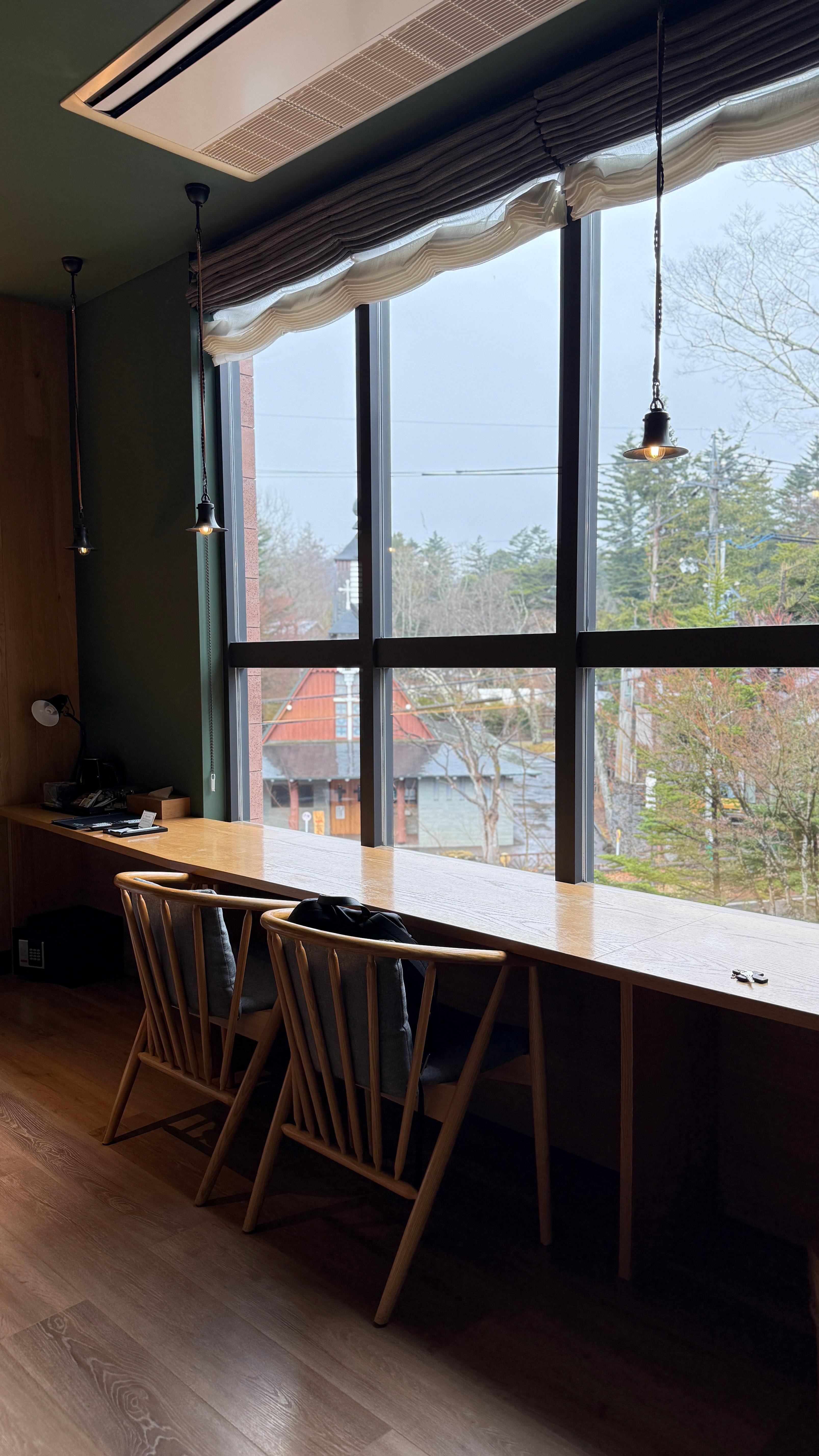 可看外面，陽台在入房前，但什麼都沒有，沒有椅子桌子，空空的。