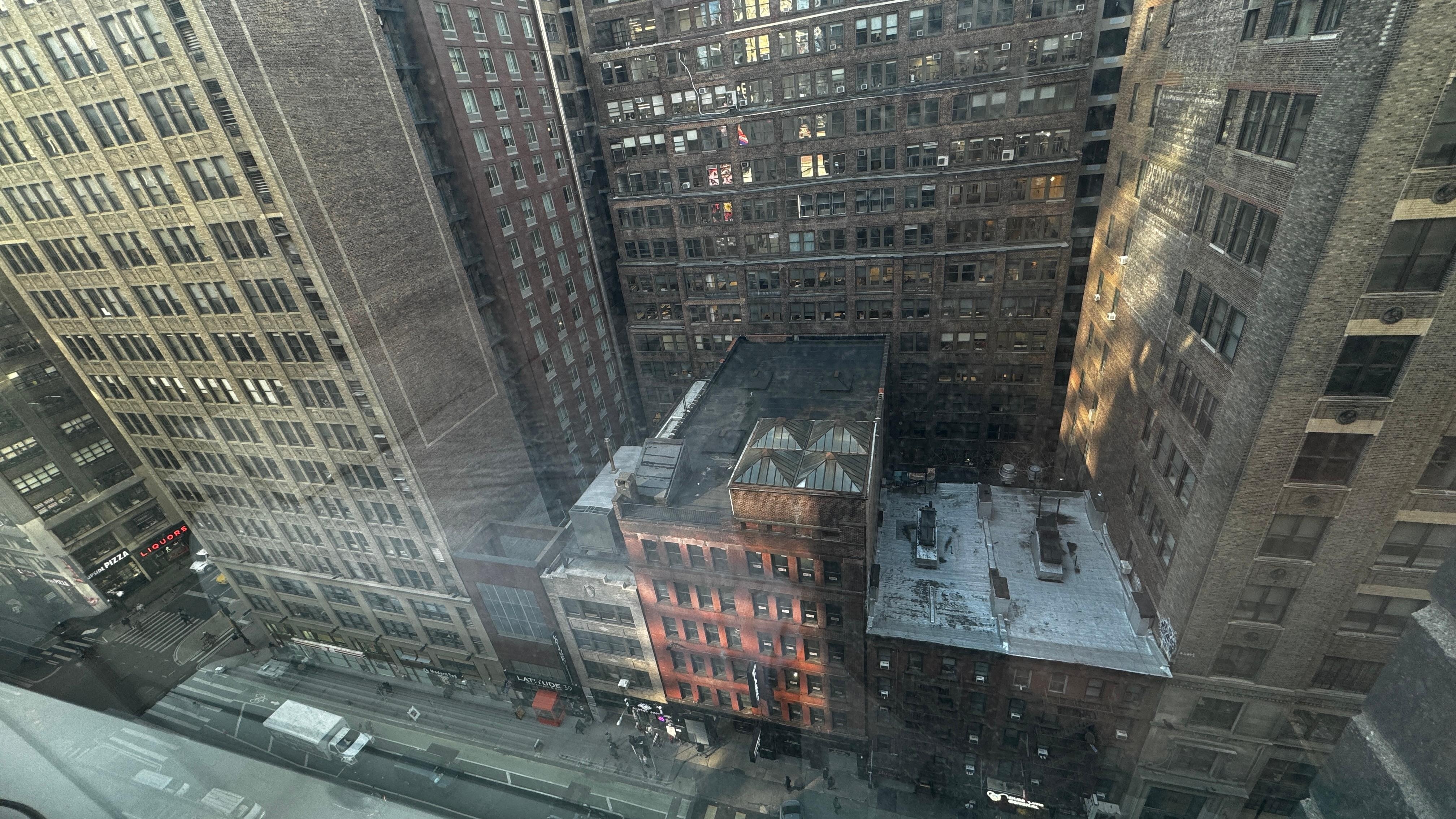 Foto tirada de dentro do quarto para a rua.