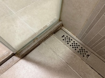 노후된 시설(샤워부스)