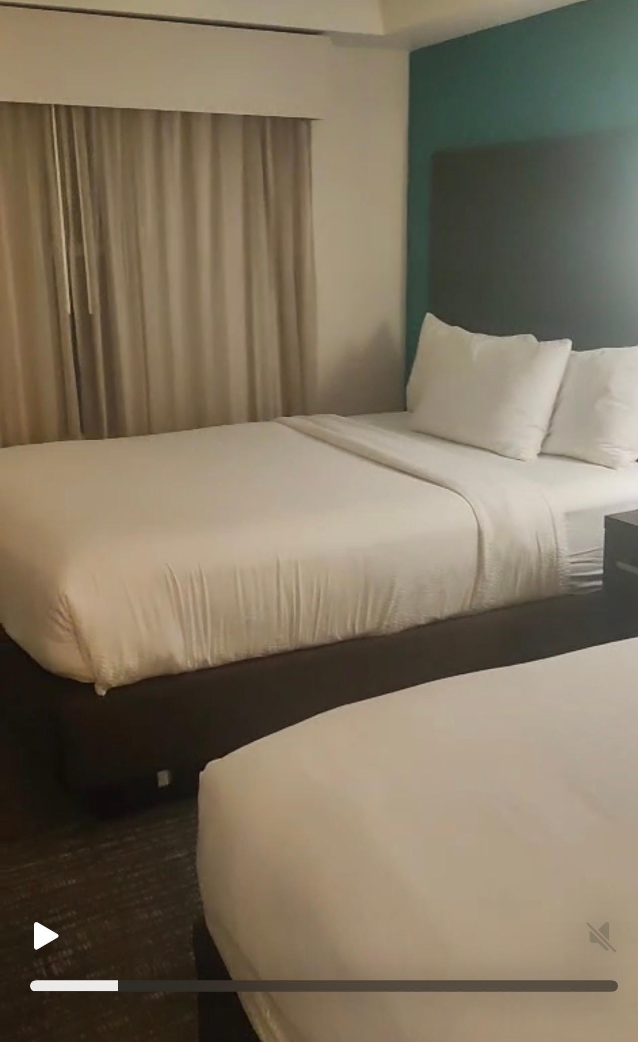 Quarto/suíte com duas camas queen