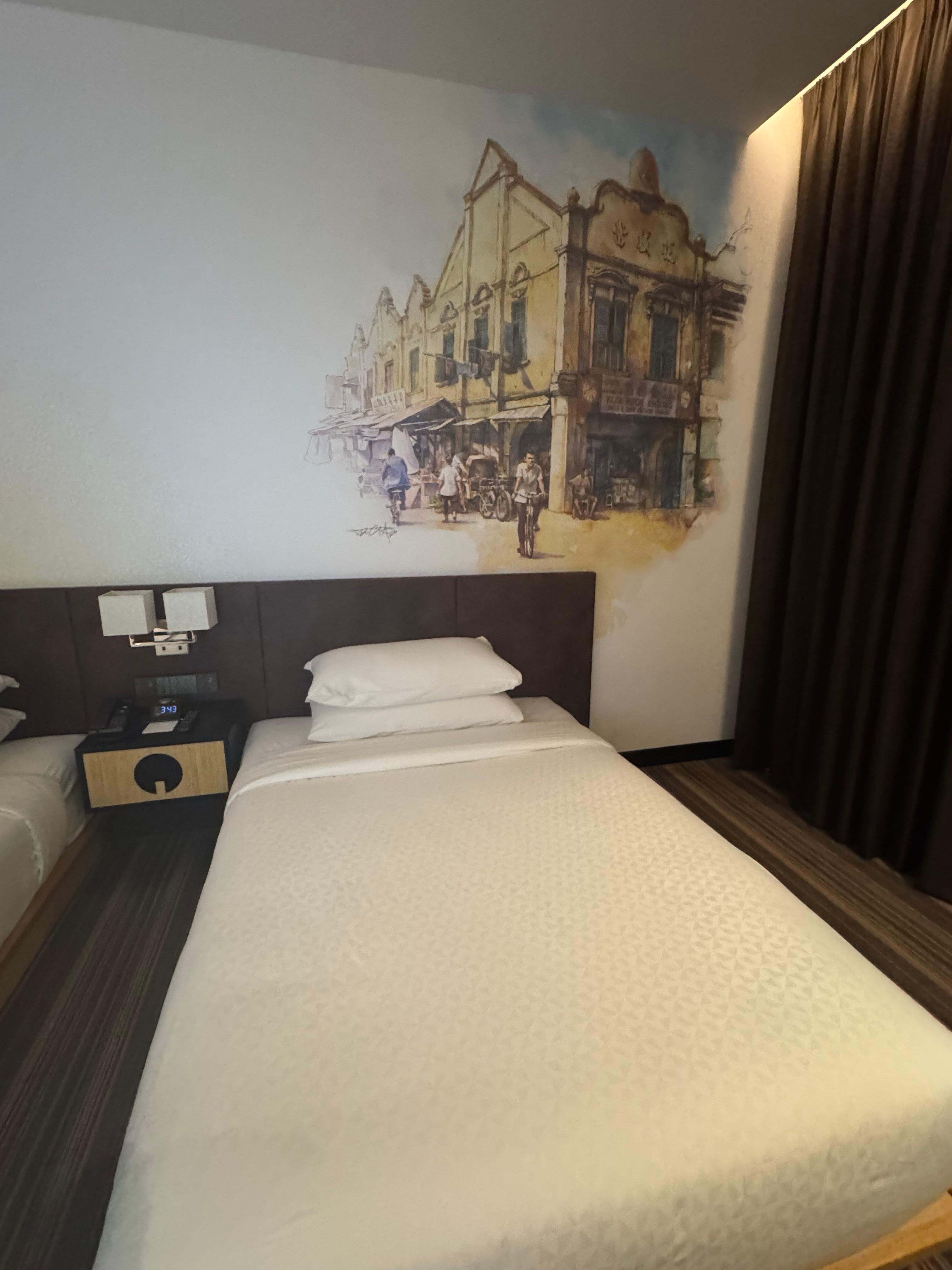 牆面有呼應附近特色的街景畫