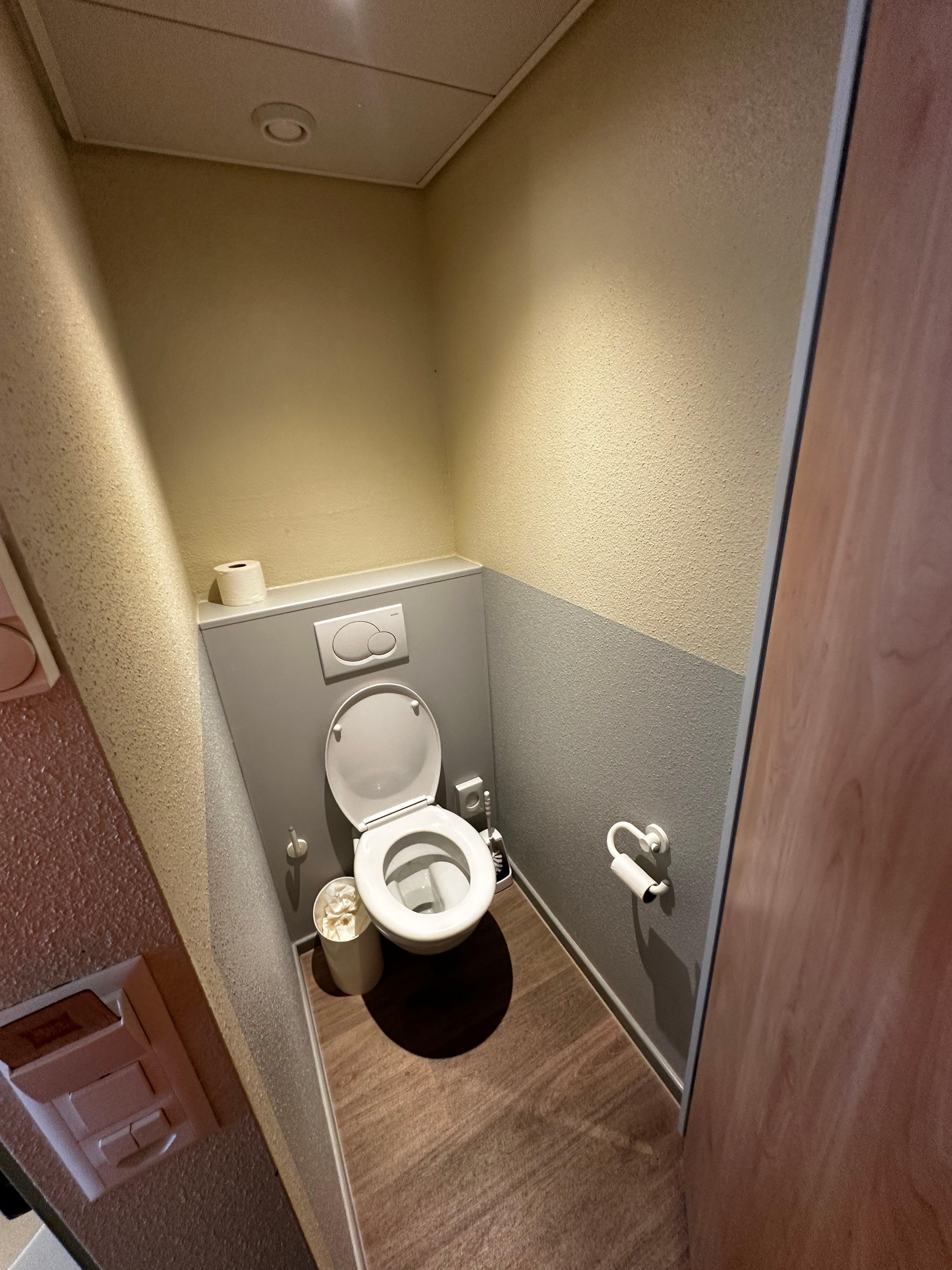 Banheiro ( Vaso ) minúsculo e sem ventilação 