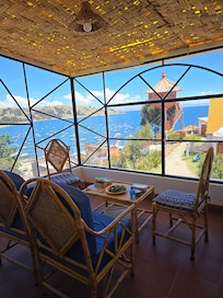 호수가 보이는 주방과 식탁