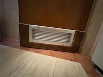 Bas de porte toilettes