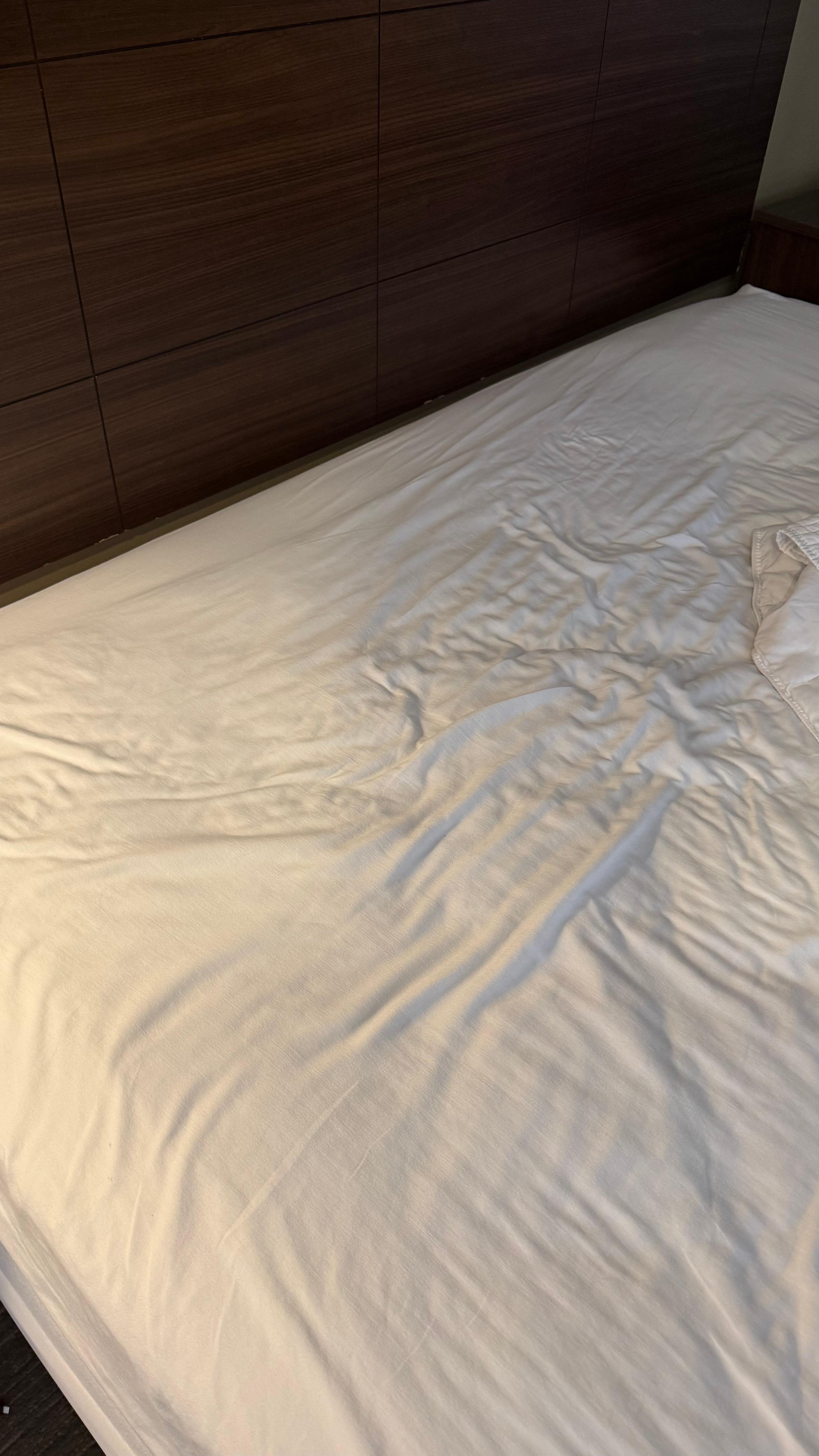 Sheets were old and of terrible quality.