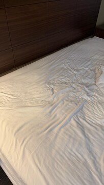 Sheets were old and of terrible quality.