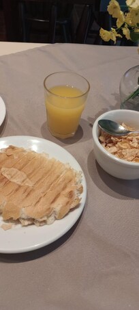Pães, Frios, Sucos e demais ítens todos fresquinhos.