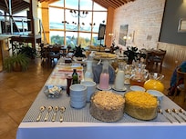 Café da manhã bom. Tem uma senhora que atende é maravilhosa bem solicita faz ovos mexidos excelentes