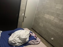 Así encontramos la cama con sábanas  echas bolas