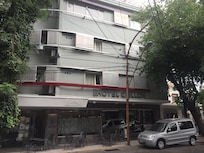 Foto externa. A piscina fica próxima ao hotel, mas exige circular pela rua.