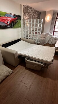 Sofá cama danificado quarto 518