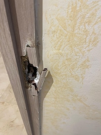 Fechadura do quarto. Segurança nota 0.