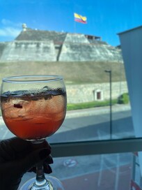 Vista da janela do quarto com drink de boas vindas na chegada.