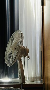 O sol as 5 da manhã entra no quarto, não se consegue dormir.