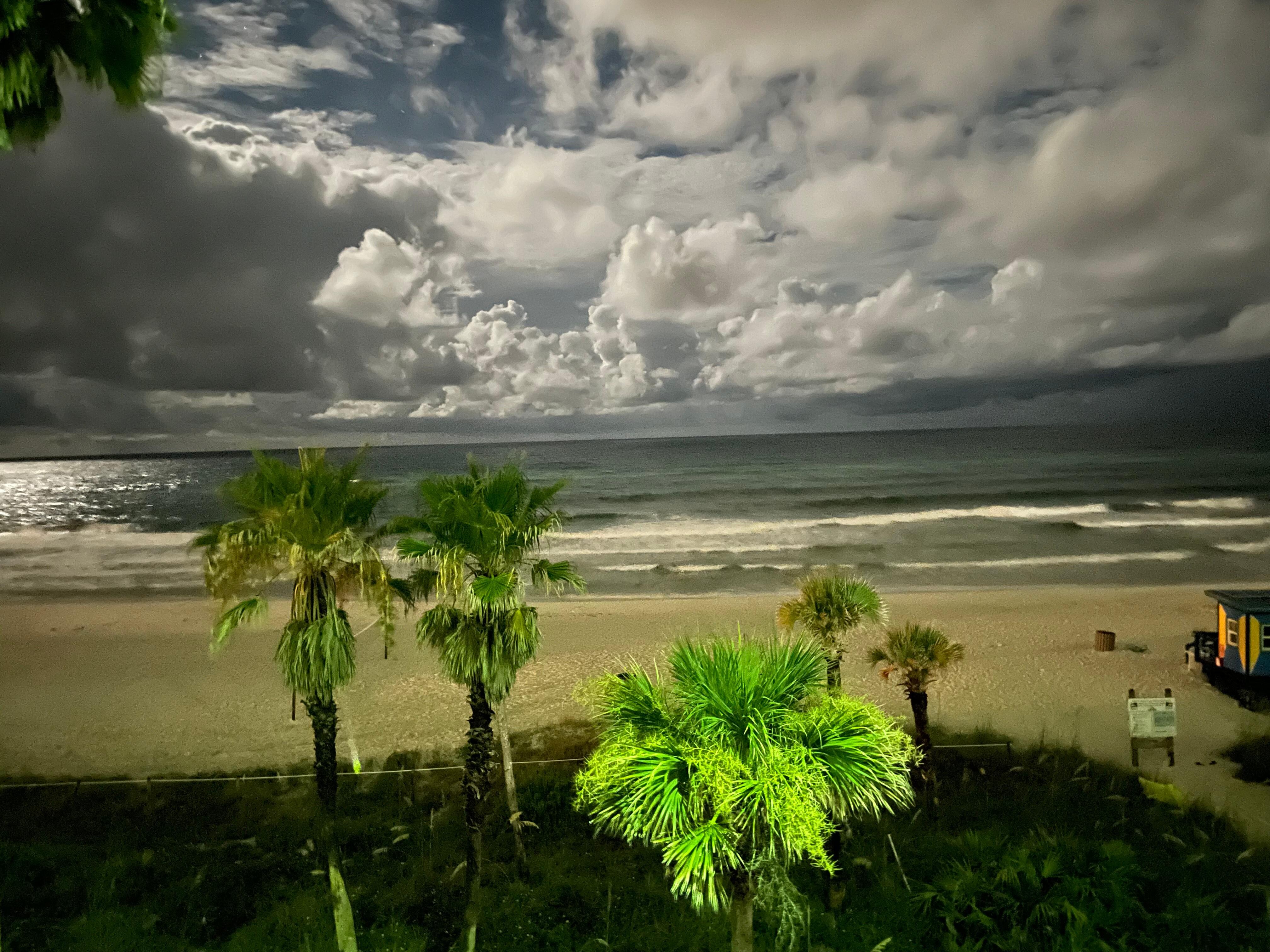 Book Days Inn by Wyndham Panama City Beach/Ocean Front in Panama City ...