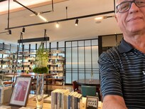 Marido encantado com o bar / livraria (o novo nome do hotel é Mumian).