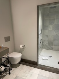 Banheiro espaçoso e moderno