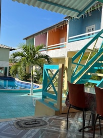 Restaurante e uma das piscinas.