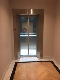 Prédio de quatro pavimentos, terraço café, na cobertura.