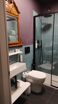 Banheiro limpo e box fechado. O ponto negativo era a pia que de tão pequena, e com a prateleira logo acima, não era possível lavar o rosto ou fazer a barba.