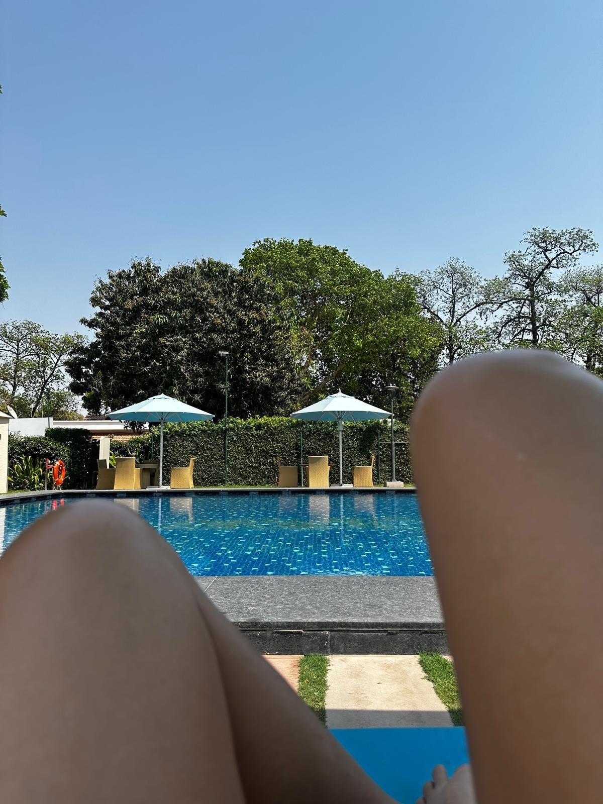 piscina muito agradável no calor tórrido de Varanasi