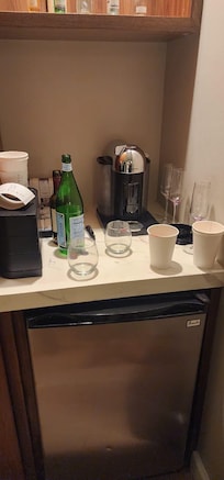 BANCADA DO FRIGOBAR APÓS A LIMPEZA DO QUARTO