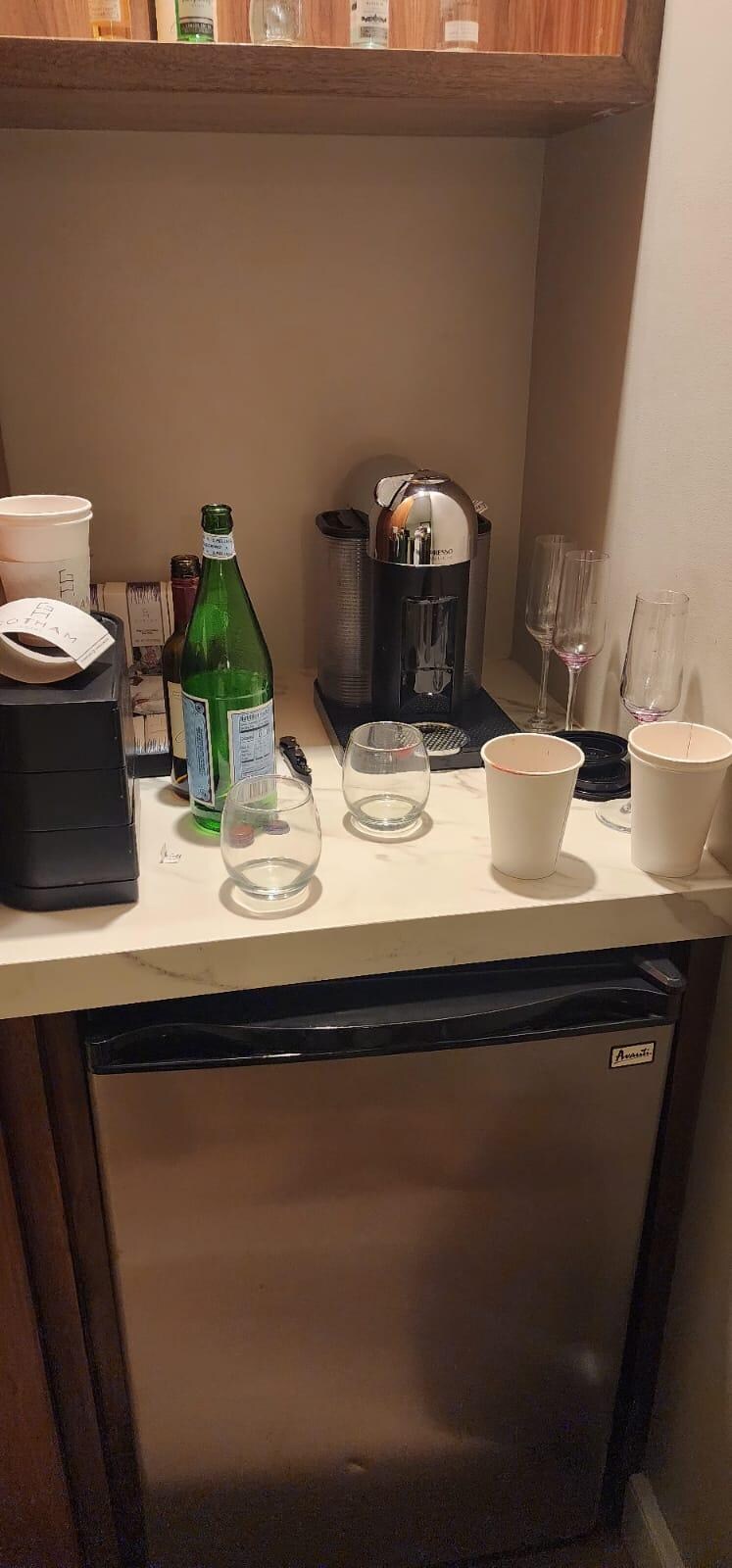 BANCADA DO FRIGOBAR APÓS A LIMPEZA DO QUARTO